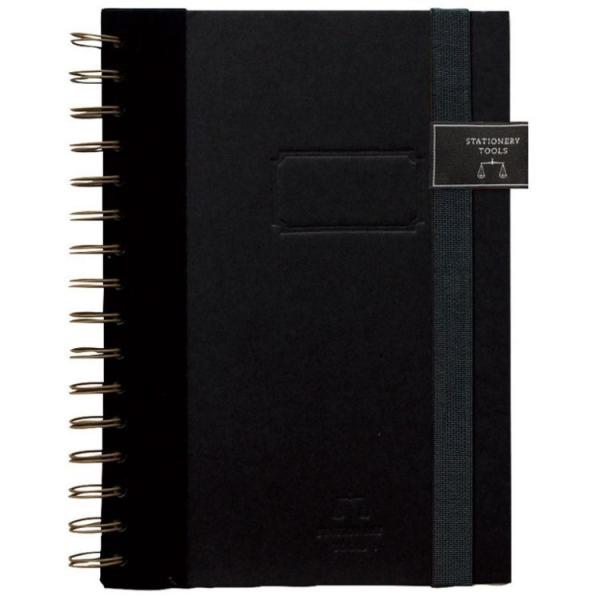 文具は日常の中でもっとも身近な道具のひとつ。生活を演出し、そこにある風景も演出します。デザインだけでなく機能、素材にもこだわった文具のシリーズです。厚い表紙 / HEAVY DUTY COVER　表紙はバインダーを作る極厚カードボードを採用...