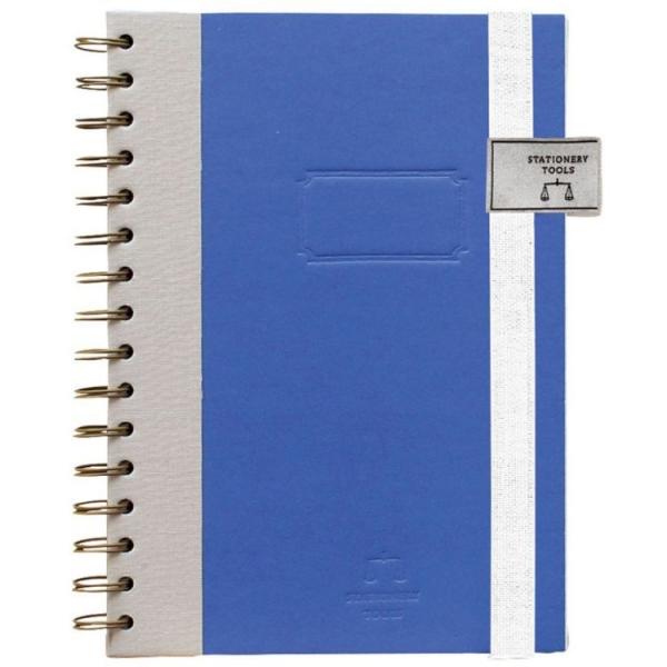 文具は日常の中でもっとも身近な道具のひとつ。生活を演出し、そこにある風景も演出します。デザインだけでなく機能、素材にもこだわった文具のシリーズです。厚い表紙 / HEAVY DUTY COVER　表紙はバインダーを作る極厚カードボードを採用...