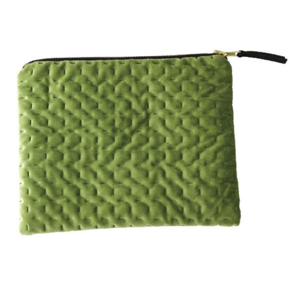 SPICE OF LIFE enrich ベロアフラットポーチ ステッチ フォレストグリーン手触りが忘れられないポーチフラットタイプでも満足できる容量です。使い勝手が良くて携帯や歯ブラシ・薬・ティッシュなどよく使う小物を整理できます。ステッ...