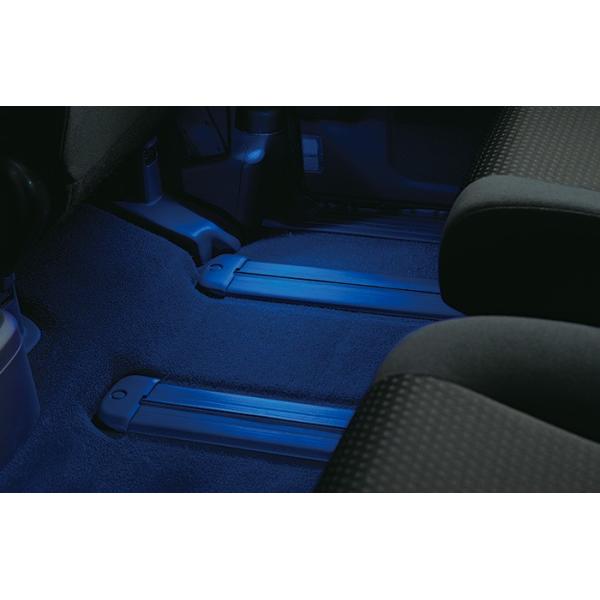 フットライトLEDブルーイルミネーション（ドア開閉・スモールランプ連動）／フロント・2列目用左右セットスモールランプに連動して、適度な明るさで優しく足元を照らします。また、ドアオープン時には明るく点灯し、乗降をサポートします。イルミネーショ...