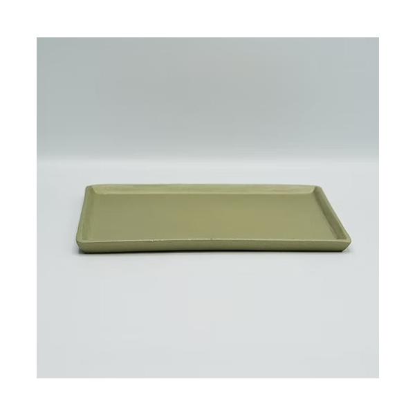 シンプルな素材感を楽しむアルミプレート。無機質な質感の中から感じられるハンドメイドの自然な風合いは様々な空間に馴染む。さらに程よいサイズ感で小物置きやステーショナリー置きや植物をディスプレイするプレートとしてマルチに使える。サイズ：W18....