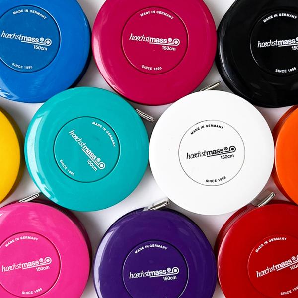 ドイツのhoechstmass/ヘキストマスのロールメジャー。測ることができる長さは150cm.。メジャーを引き延ばすと、6cm刻みで自動的に止まり、本体中心のリリースボタンを押すと、するすると収納されます。テープ部分はポリファイバーをつか...