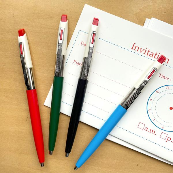 ハンガリーico社の70'Sレトロペン復刻モデルです。1970年代に大ヒットし後に廃盤となってしまったモデルを復刻したのがこのボールペンです。小ぶりなサイズとどこか懐かしいデザインが人気です。ペンを出す時はヘッドをノックし、使用後はクリップ...