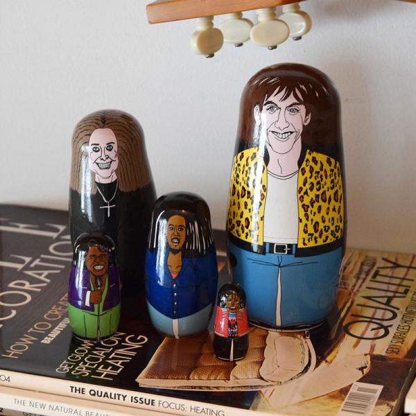 音楽シーンを引っ張ってきたスターがマトリョーシカに！人気イラストレーター MIDORI KOMATSUさんが描く、ユニークなマトリョーシカ『Music Legends』。本体は上下半分で開くことができ、ひとまわり小さなマトリョーシカが出てき...