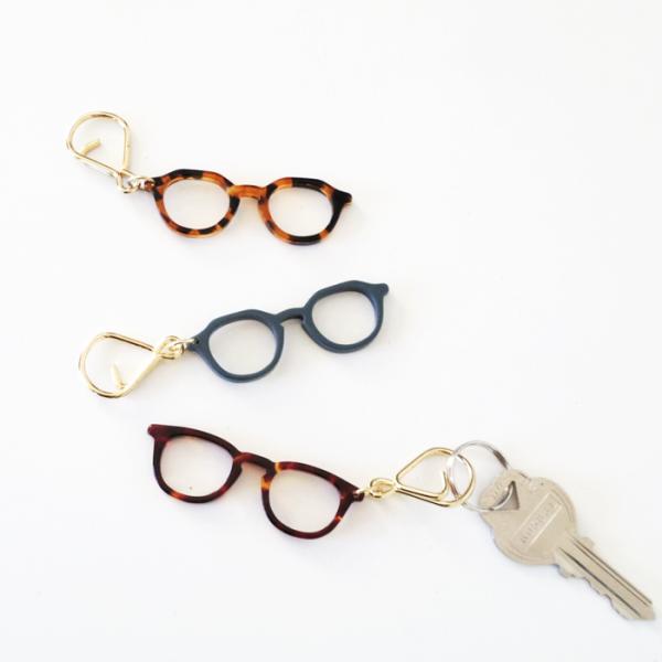 メガネをモチーフにしたクラシカルでかわいいキーリング。実際のセルフレームメガネにも使われているアセテート樹脂を使った本格ミニチュアです。金具はゴールドメッキのGカンで、鍵の抜き差しが楽にできます。バッグの持ち手に付けてアクセサリー代わりに使...