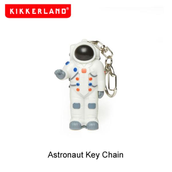 「日々の生活をより楽しめるもの」をテーマとして、デザイン性だけでなく、機能も兼ね備えたユニークでスマートな製品をお届けするKIKKERLAND。ボタンを押すとヘルメットからLEDライトが光り、「 One small step for man...