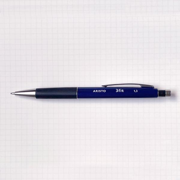 オーストリアのブランド・アリストのシャープペンシル1.3mm。アリストは1862年創業で、特に製図・デザイン分野ではヨーロッパ指折りのメーカーです。書き心地は滑らか。1.3mm２Bの芯を使用していますが、これが非常に心地よい。柔らかい書き心...