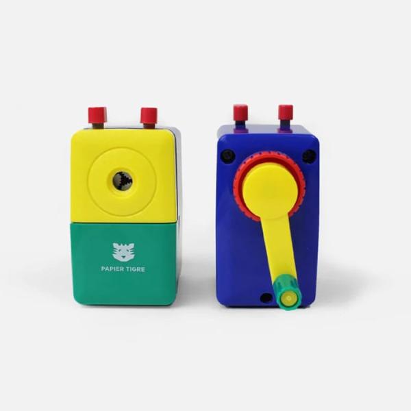 まるでおもちゃのようなマルチカラーが可愛いパピエティグルのシャープナー。チャーミングな佇まいでデスクコーディネートを完璧に仕上げます。直径７mmの標準的な鉛筆に対応しています。※材質の特性上、表面に細かい擦れが見られることがございますが、不...