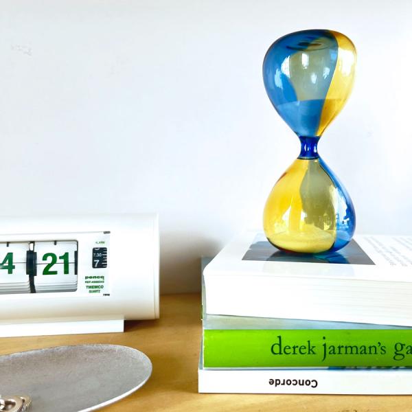 バイカラーの色ガラスが美しい　HIGHTIDE/ハイタイド　ガラス製砂時計Sです。砂の色は白、計測時間は5分です。職人による手しごとのため個体差があり、ガラスの表情もそれぞれ異なります。見る角度や向きによって色の重なりも楽しめる逸品です。イ...