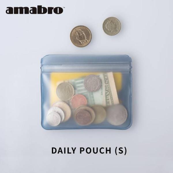AMABRO/アマブロのDAILY POUCH Sサイズ、TPUを使用した半透明のポーチです。TPUとは焼却時にダイオキシンが発生するPVCの代替品として開発され、無毒性でリサイクル可能なエコフレンドリーな素材です。Sサイズはコインやカード...