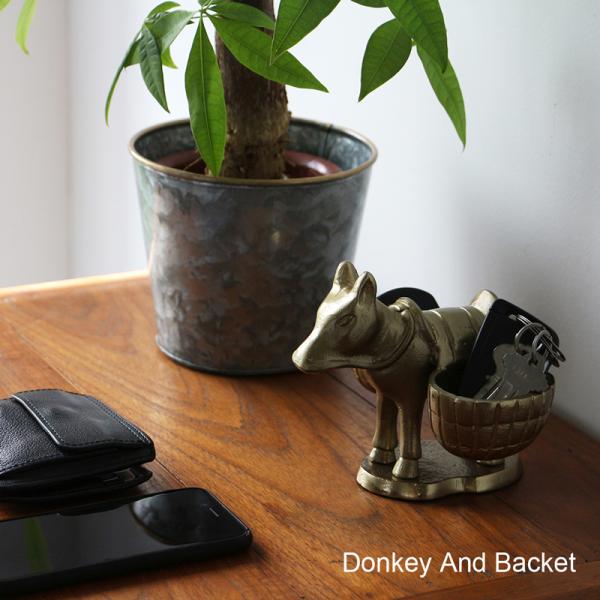 山岳地帯などの遊牧民にとって険しい道を進むためにロバは大変貴重なパートナー。両脇にバスケットを載せゆっくり歩く姿のロバの小物入れです。どこか牧歌的な、のんびりとした雰囲気が漂います。玄関先で鍵を入れたりデスクではクリップなど小物入れに。サイ...