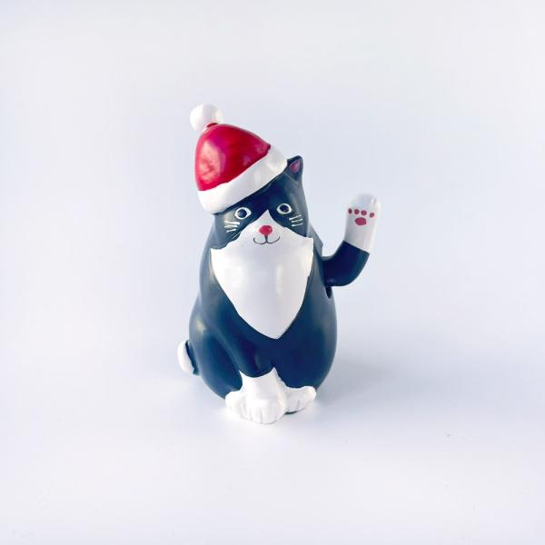 ニューヨークで人気の雑貨ショップ、キーカーランド。背中のソーラーパネルに太陽光が当たると猫が手を振るオブジェのクリスマス限定バージョン。招き猫のように幸運を呼んでくれるかも。サイズ：W6.5×D6×H10cm素材：Polyresin, So...