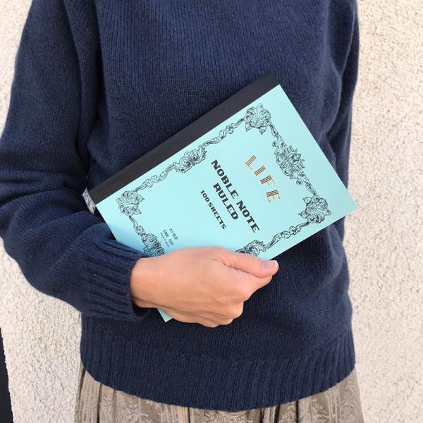 ライフのロングセラー商品 ノーブルノート LIFE noble note ( A5 / 横罫 )美しい箔押しとクラシックな枠のデザインが素敵な表紙のノート。横罫タイプの表紙はさわやかで上品な水色、レトロな佇まいです。ライフの創業から続く『も...