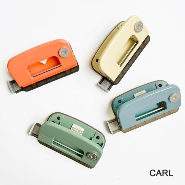 カール事務器のどこか懐かしいレトロな雰囲気のデコレパンチ。デスクトップや棚においても馴染む、ナチュラルカラーの4色展開です。サイドゲージはスムーズに動かせて見やすく、簡単に用紙の中央合わせができます。２穴だけでなく、Ａ４長辺４穴にも対応可能...