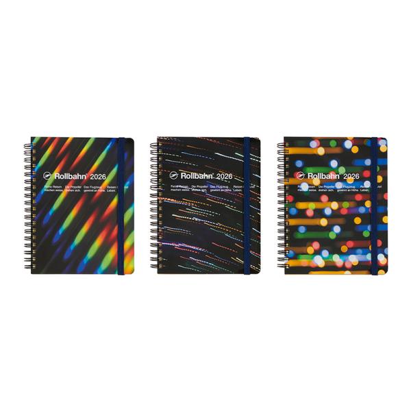 【発売日：2025年09月10日】暗闇に瞬く閃光を切り抜いたロルバーンダイアリー。虹色に煌めく一瞬の輝きが一枚の写真の中で捉えられており、エモーショナルな仕上りとなっています。中面は、見開きの月間カレンダーとメモページで構成されたシンプルな...