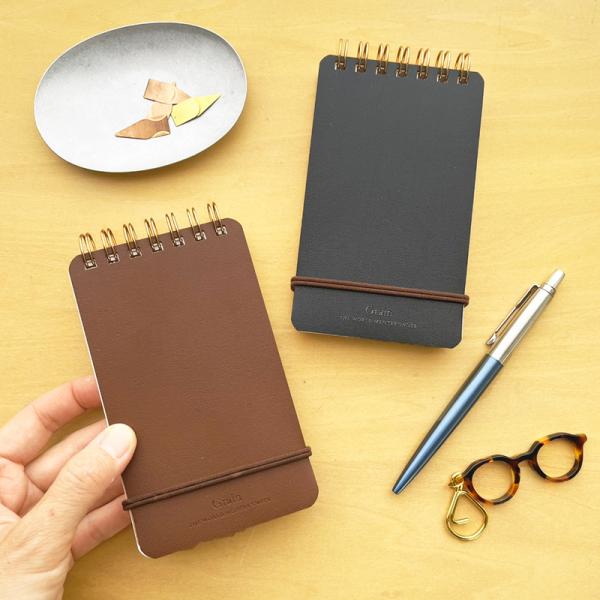 スペイン生まれのリサイクルレザーと、筆記性に優れた日本の筆記用紙「MD（ミドリダイアリー）用紙」が出会いました。中紙のデザインは横罫と無地の2種類。横罫には文字、 無地にはイラストなど用途に合わせて使うことができます。商品名の由来でもある表...