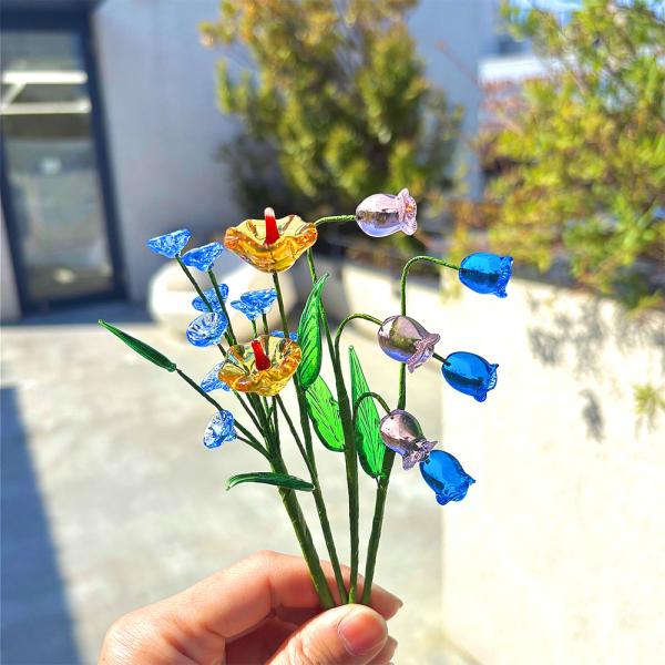 ガラスとワイヤーで繊細に表現されたアーティシャルフラワー。透明感のある花びらや葉が光を受けてやさしく反射し、空間に華やぎをもたらします。生花とは異なり、枯れることなくその美しさを保つため、季節を問わずインテリアとしてお楽しみいただけます。枝...