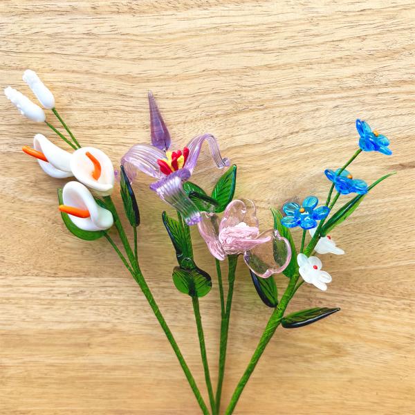 ガラスとワイヤーで繊細に表現されたアーティシャルフラワー。透明感のある花びらや葉が光を受けてやさしく反射し、空間に華やぎをもたらします。生花とは異なり、枯れることなくその美しさを保つため、季節を問わずインテリアとしてお楽しみいただけます。枝...