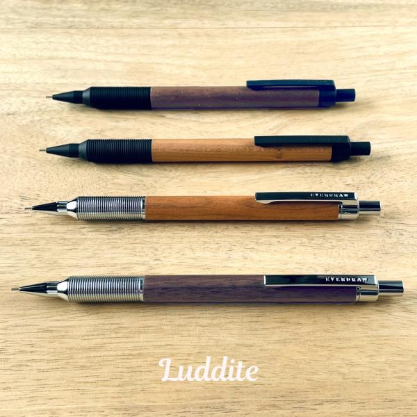 Ludditeラダイトの人気のEVERDRAWシリーズ。木と真鍮の融合でスタイリッシュに仕上げ、低重心で書きやすいシャーペンです。螺旋状の美しいスパイラルグリップで、書き心地も抜群です。芯径：【0.5ｍｍ】カラー：【シルバー／マットブラック...