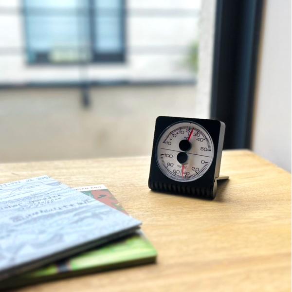 50年以上にわたり気象計測器を製造しているドイツの老舗メーカー〈TFA Dostmann(ティーエフエードストマン)〉のポータブルアナログ温湿度計。上側が温度計、下側が湿度計。堅牢で視認性が高く、シンプルなデザインが魅力です。電池不要のアナ...