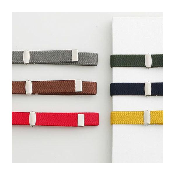 シンプルなベルトタイプのブックバンド。アジャスター式のバックルでギュッと引っぱるだけで最適な長さに調節できます。単色で15mmと細めなのでどんな表紙にも似合います。自由に長さを変えられるので手帳だけでなく、ノートなど持ち物をまとめるのにも便...