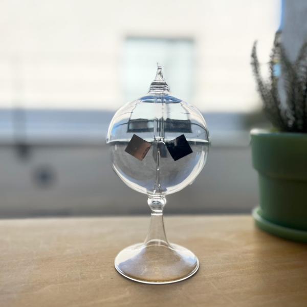 光で回転する　HIGHTIDE/ハイタイドのラジオメーター。存在感のあるMサイズです。ラジオメーターは、光エネルギーを運動エネルギーに変換する実験器具として、イギリスの物理学者ウィリアム・クルックスにより1870年代に考案されました。ガラス...