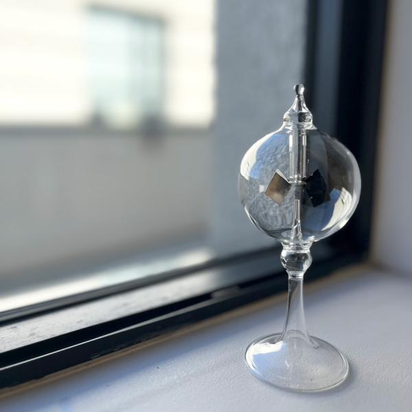 光で回転する　HIGHTIDE/ハイタイドのラジオメーター。ちょっとしたスペースに飾りやすいSサイズです。ラジオメーターは、光エネルギーを運動エネルギーに変換する実験器具として、イギリスの物理学者ウィリアム・クルックスにより1870年代に考...