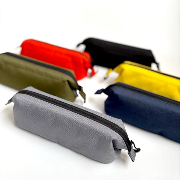 HIGHTID(ハイタイド)、ネーエのペンポーチ。男女問わず使いやすいシンプルなデザインで、全6色をご用意しています。特徴は大きく開く開口部。開いた状態のまま、形をキープしてくれます。ハサミを収納できるほど大容量なうえ、中身も取り出しやすい...