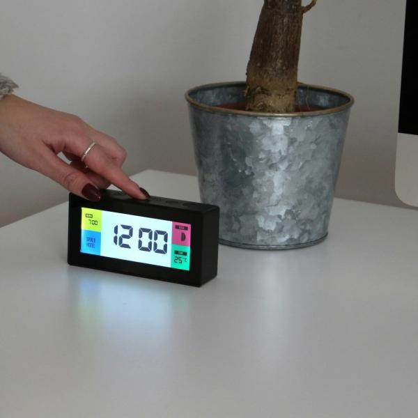 クラシックながら視認性の高いデザインのアラームクロック、「ロボットアラームクロック」。スクエアでシンプルなフォルムとビビッドなディスプレイパネルの組み合わせは、1970〜80年代のヴィンテージクロックを彷彿とさせ、スペーシーな雰囲気は現代に...