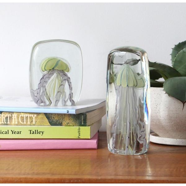 四角い水の中に１匹のクラゲが浮遊しているかのようなガラス製オブジェ。浮遊感をより演出するひねられた触手がアクセントに。ハンドメイドで１点１点制作された本品は気泡が入ることでリアルさを増し、部屋の中に小さな水槽があるような癒しを与えてくれます...