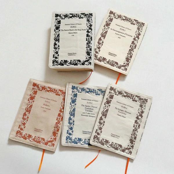 岩波文庫の装丁を忠実に再現したブックカバー。ご存じの方には懐かしい、若い方には新鮮な、なんとも味わい深いデザインです。手にしっくり馴染む。少しくたっとした柔らかな綿生地を使用。本にカバーをしても厚みが出ないので持ちやすく、読書の邪魔になりま...