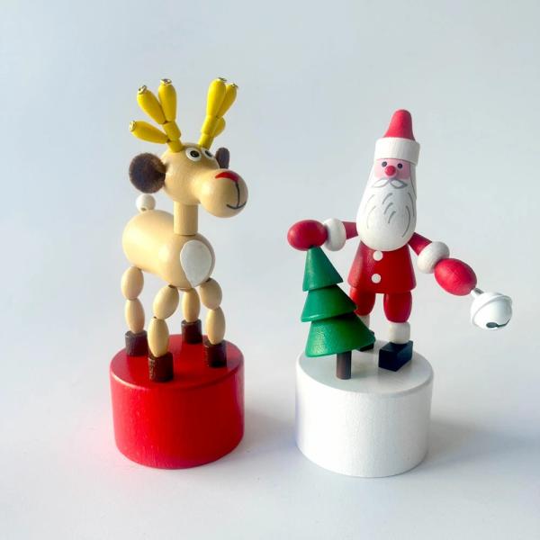 チェコのDETOA社による木製プッシュトイ土台の裏側を下から指で押すと内部に通った糸のテンションが緩んで人形が倒れ、 指を離すと起き上がるギミックが楽しい昔ながらの木製玩具。強さや向き、押し方で倒れ方や向きも変わるのでその変化が楽しく、 つ...