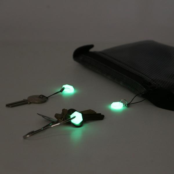 太陽光やスマートフォンのライトなど、様々な光源で驚くほどよく光る、countycommの蓄光ミニマーカー5個セット。一般的な蓄光材の発光時間は長くても12時間程度ですが、このアイテムは非常に明るく、最大24時間も光り続けます。付属のストラッ...