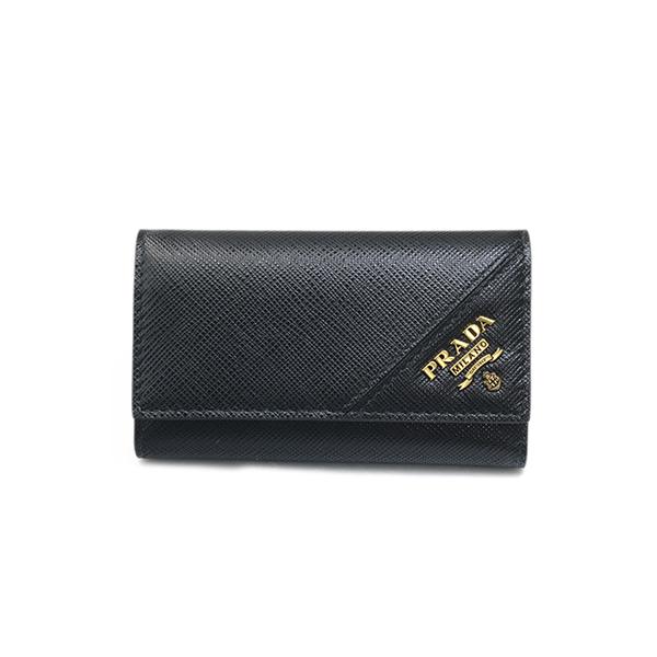 メタルロゴがワンポイントのプラダの6連キーケース。上品で傷つきにくいサフィアーノレザー（牛革）使用した、ギフトにもおすすめの定番アイテムです。<商品詳細>ブランド名：PRADA / プラダ型番、品番：2PG222 QME F06...