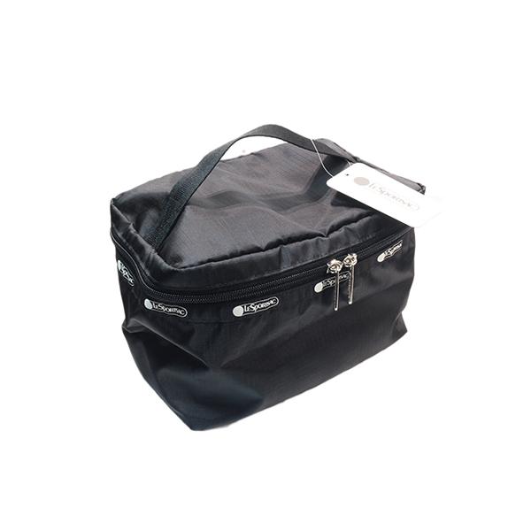 レスポートサックのコスメティックポーチ「TRAIN CASE COSMETIC」です。ボックス型フォルムも印象的で、コスメグッズはじめ、ガジェット類の携行など鞄の中の小物整理にも便利。内部にはサイド部分に留めゴムも備えたアイテムになっていま...