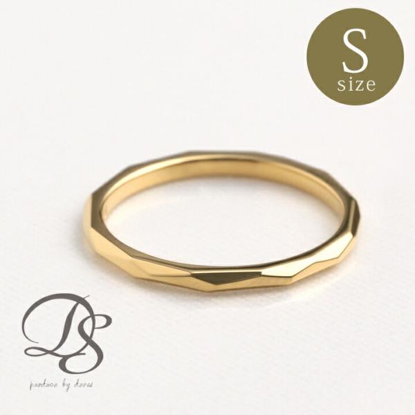ゴールドの素材を生かしたリングは、表面の緩い断片が光によりさりげなく輝きます。どこからみてもカット面が反射してキラキラと、一見シンプルだけど隙がない、職人のこだわりが見える18kリング。■サイズ幅：約1.3mm厚み：約1.2mm〜約1.4m...