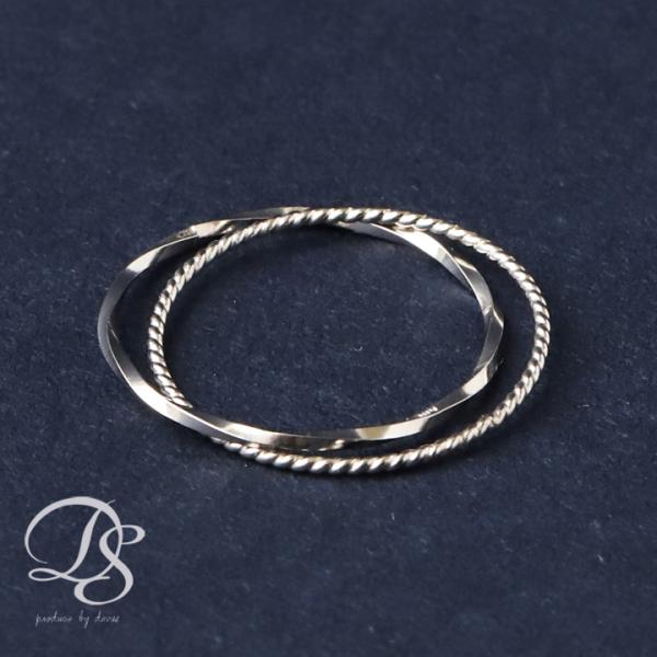 「螺旋状のねじれ」と「角状線の緩いひねり」のデザインリング。女性らしい繊細なデザインでありつつ、2連デザインが指元をさりげなく主張。■サイズ各リング幅 約0.7mm■号数0号-1号1号-2号2号-3号3号-4号4号-5号5号-6号6号-7号...