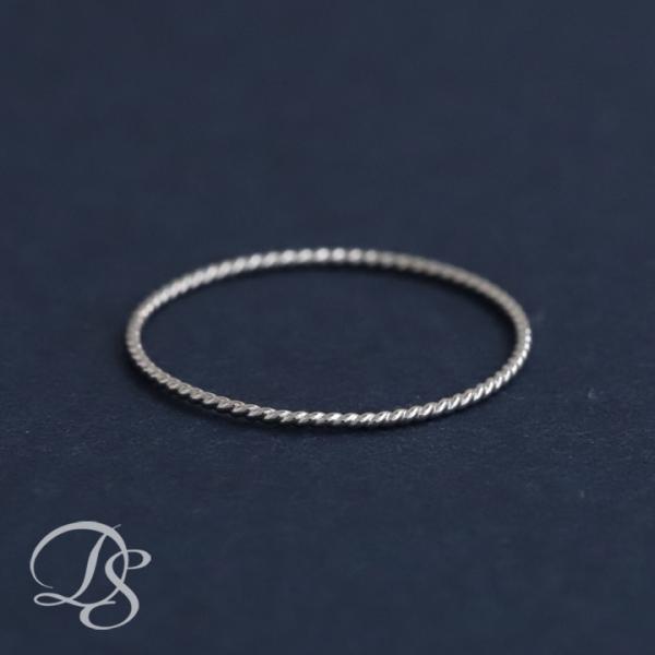 どんなスタイルにも合わせやすい、超極細のツイストデザイン。重ね付けでも他のリングとの相性よく、さり気なく身につけられる使いやすいデザインです。プラチナ素材なので結婚指輪との重ね付けや、ゴールドリングとのコーデも楽しめます。■サイズより線0....