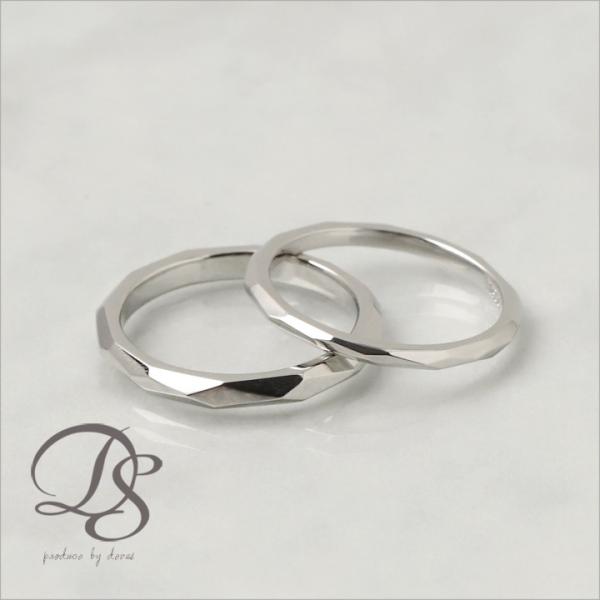 シンプルにこだわった、カットデザインペアリング、2.2mm幅および1.6mm幅。デイリーに馴染み使いやすく、適度な厚みも意識し計算されたデザイン。幅広いシーンで使いやすいシンプルデザインは、結婚指輪・マリッジリングにも。シンプル好きなお二人...