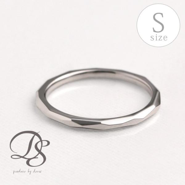 デザイナーのこだわりがつまった、K18ホワイトゴールドリング。ホワイトゴールドの素材を生かしたリングは、表面の緩い断片が光によりさりげなく輝きます。シンプルながら計算されたデザインが、上品な印象に個性も加えて。■サイズ幅：約1.3mm厚み：...