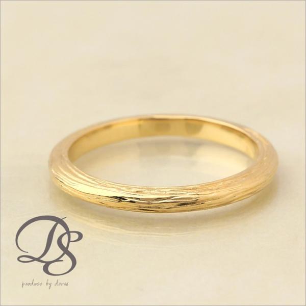K18ゴールドが本来もつ輝きと、表面テクスチャーが特徴的な2.0mm幅リング。どこかナチュラルな雰囲気漂う粗めのラインに、手作り感と温かみを感じるデザイン。テクスチャーを活かし地金ジュエリー好きのためのゴールドリングです。■サイズ幅：約2m...