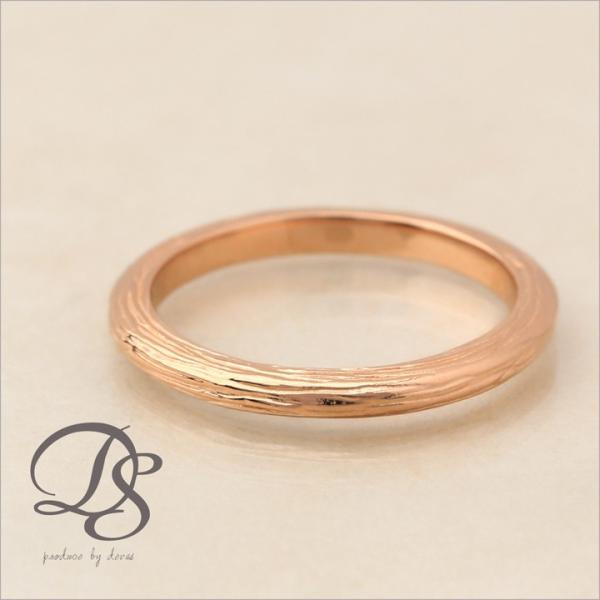 K18ピンクゴールドが本来もつ輝きと、表面テクスチャーが特徴的な2.0mm幅リング。どこかナチュラルな雰囲気漂う粗めのラインに、手作り感と温かみを感じるデザイン。テクスチャーを活かし地金ジュエリー好きのためのピンクゴールドリングです。■サイ...