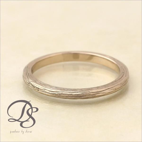 K18ホワイトゴールドが本来もつ輝きと、表面テクスチャーが特徴的な2.0mm幅リング。どこかナチュラルな雰囲気漂う粗めのラインに、手作り感と温かみを感じるデザイン。テクスチャーを活かし地金ジュエリー好きのためのホワイトゴールドリングです。■...