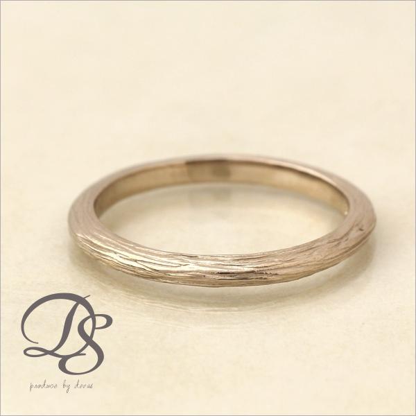 K18ホワイトゴールドが本来もつ輝きと、表面テクスチャーが特徴的な1.8mm幅リング。どこかナチュラルな雰囲気漂う粗めのラインに、手作り感と温かみを感じるデザイン。テクスチャーを活かし地金ジュエリー好きのためのホワイトゴールドリングです。ま...