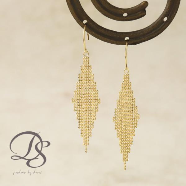 職人によりハンドメイドで造り上げられた『ダイア型・フックピアス』。細かく繋ぎ合わされたボールチェーンが耳元で揺れて輝く。一見シンプルなチェーンピアスでありながらも、手作業で一つひとつチェーンを繋ぎ、シームレスに近い美しく滑らかな手触りを実現...