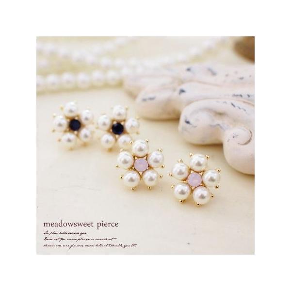 ■艶のある小粒のフェイクパールの中央に煌くスワロフスキーをあしらった、フラワーモチーフのピアスです。上品で愛らしいルックスは女らしいフェイスラインに導くカギ。アップスタイルでアピールするもの◎ デイリー使いはもちろん、お呼ばれスタイルまで幅...