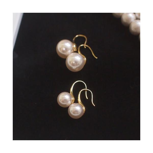 フランス語でスプーンを意味する『Cuiller(キュイエール)』。スプーンフックがパールをすくいあげるようデザインされたキュイエールは肌にすっと馴染み、自然な付け心地。シーンやコーデを選ばないので、毎日身につけたくなるシンプル美も魅力の1つ...