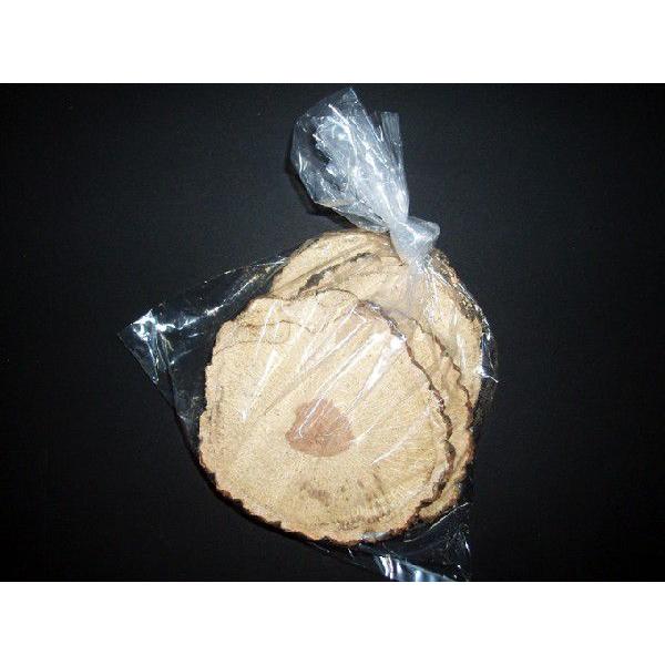 ■商品名：とまり木4枚セット◎クヌギ等のほだ木をスライスカットしている為、　手で簡単に割れ、大きさ調整が可能です。　樹皮に比べて重さがある為、捕まったまま裏返る等の　事故が少なくてすみます。　当店オリジナルの大ヒット商品！