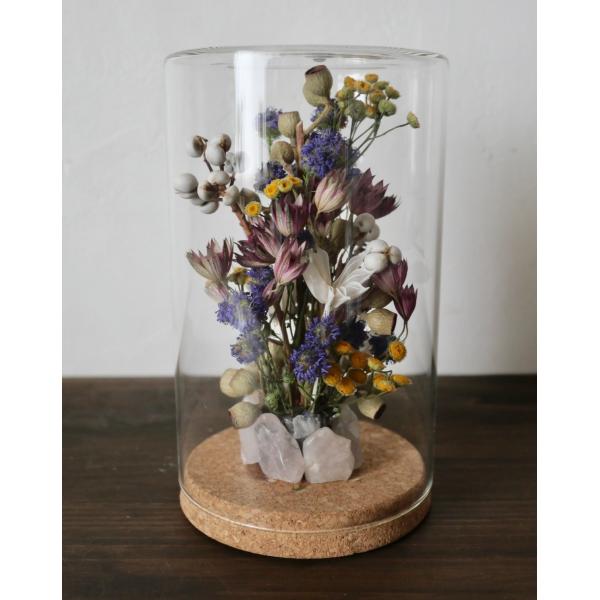 ナチュラルドライフラワーと鉱石ローズクオーツなどを組み合わせた、ガラスドームのオブジェです。自然の色合いを残したドライフラワーに、鉱石を添えることで、静かで穏やかな時間を感じられるデザインに仕上げました。ガラスドームに守られた植物と鉱石は、...