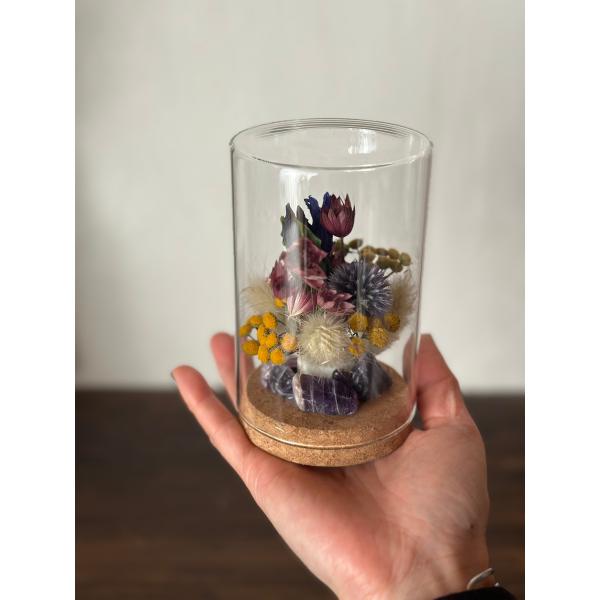 ナチュラルドライフラワーと鉱石アメジストを組み合わせた、ガラスドームのオブジェです。自然の色合いを残したドライフラワーに、鉱石を添えることで、静かで穏やかな時間を感じられるデザインに仕上げました。ガラスドームに守られた植物と鉱石は、眺めるた...